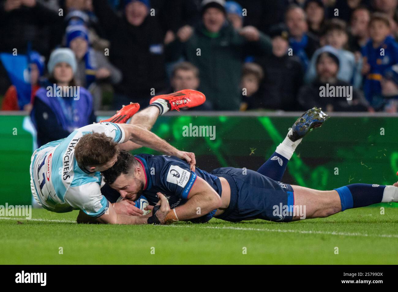 Dublin, Ireland. 19th Jan, 2025. Robbie Henshaw of Leinster scores a ...