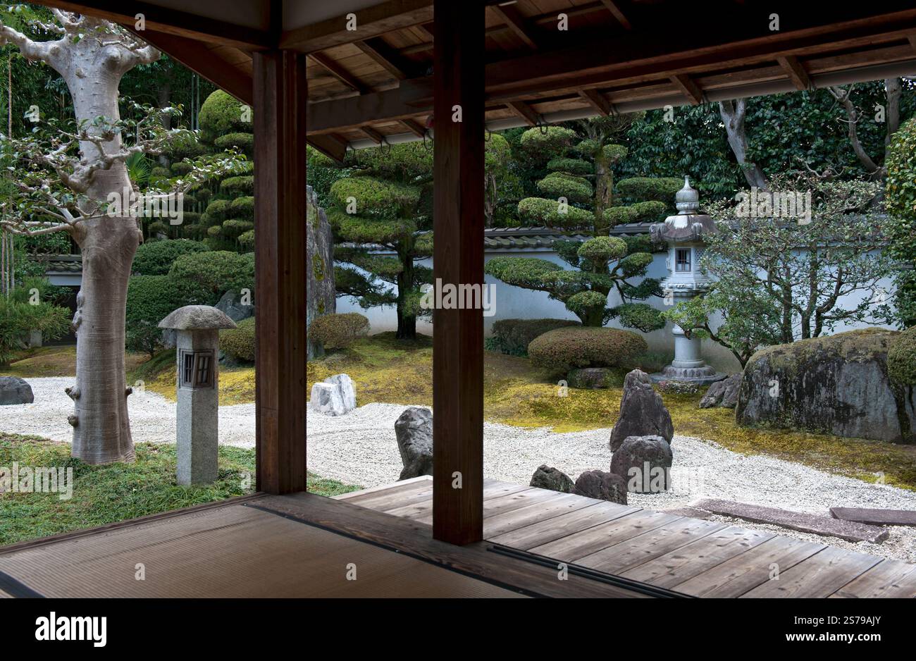 View from veranda of Zen "karesansui" raked gravel dry landscape garden ...