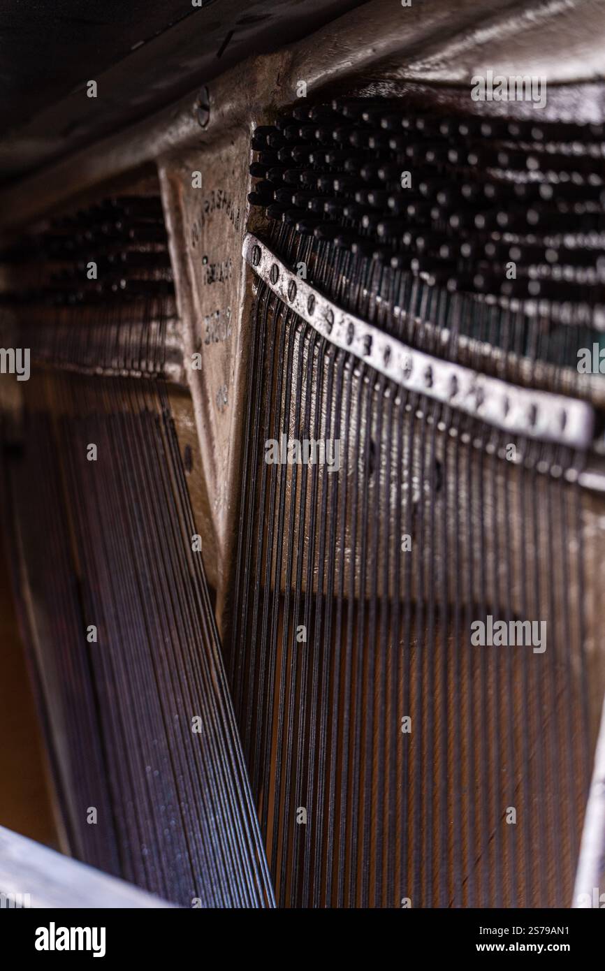 Old destroyed piano instrument close up Stock Photo - Alamy