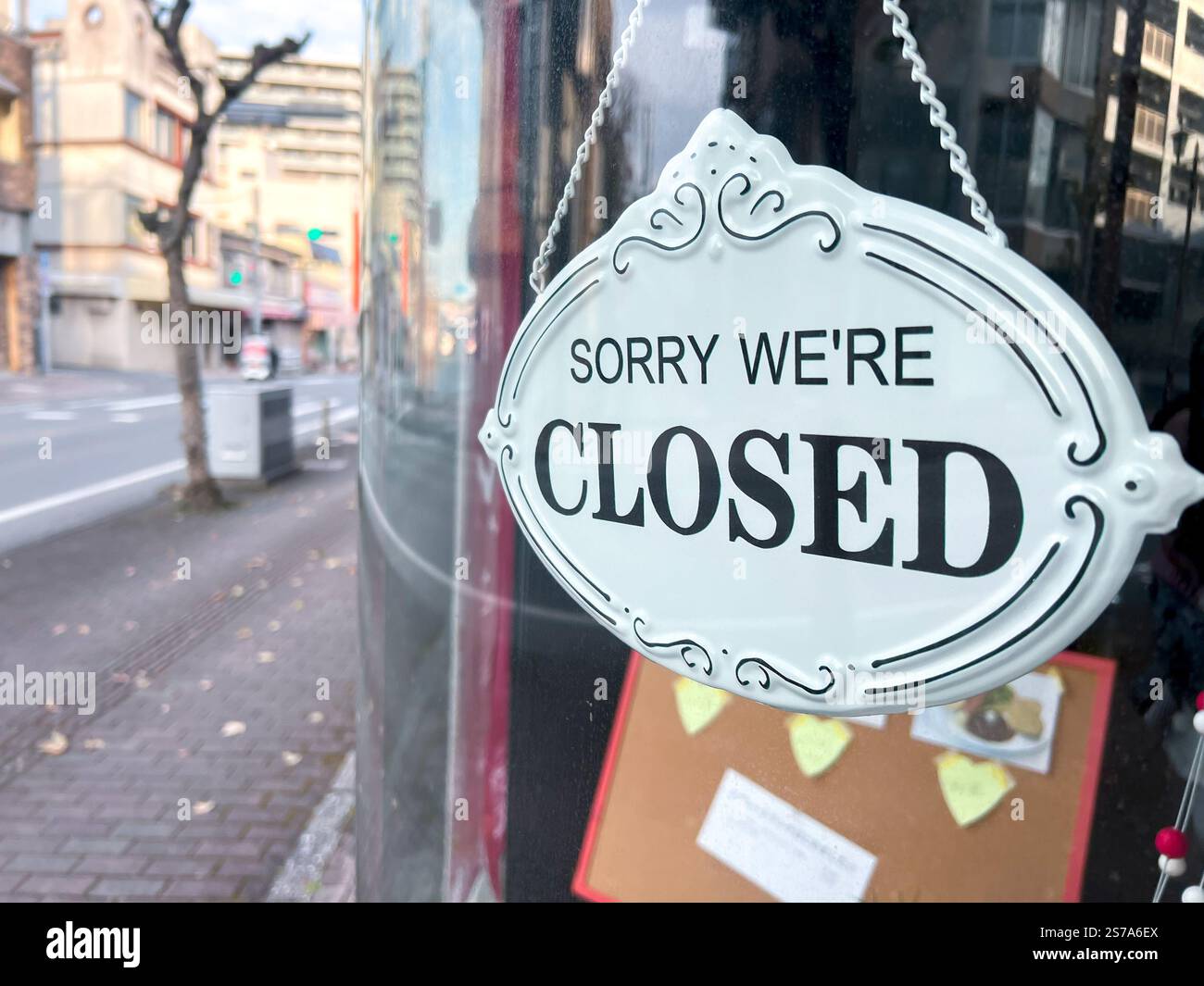 Sorry we're closed store sign Stock Photo - Alamy