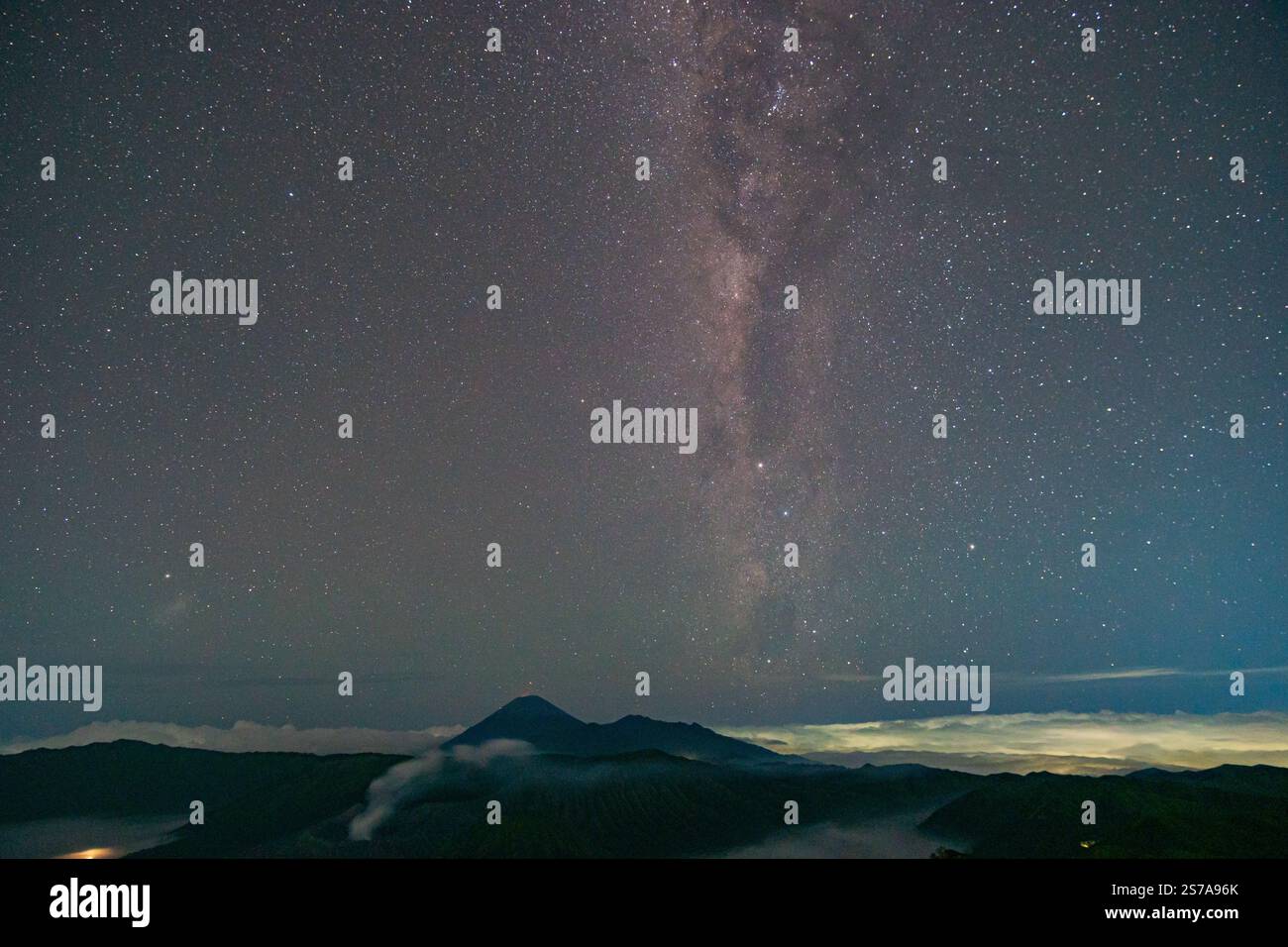 Time lapse The Milky Way above Volcano Bromo is beautifully clustered ...