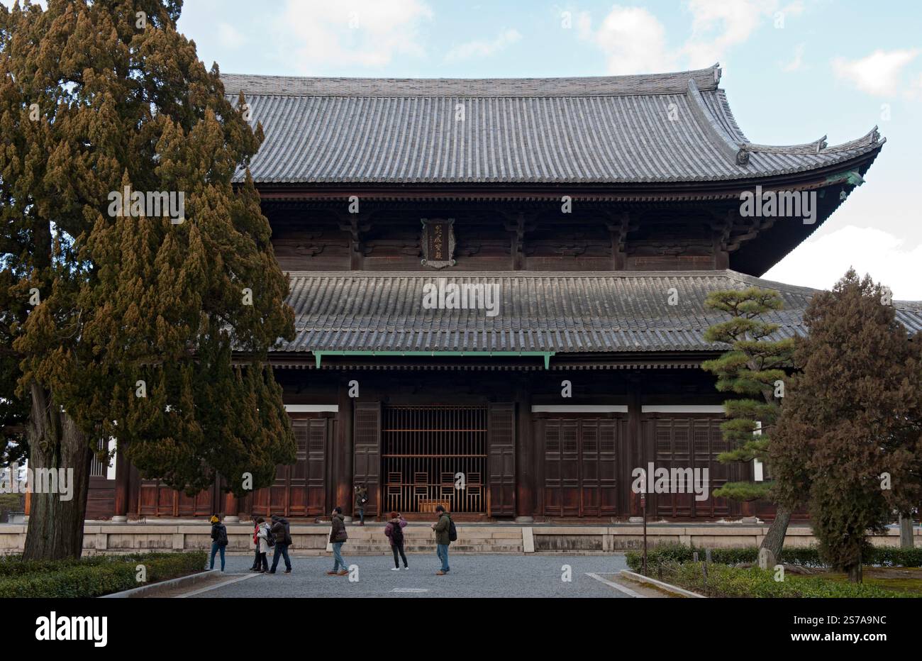 The Butsuden main hall (Hondo) imposing Buddhist architectural ...