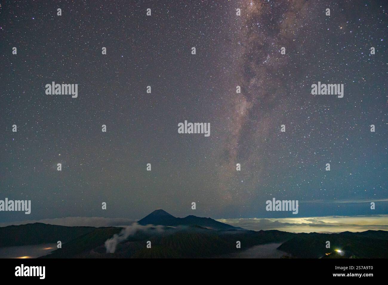 Time lapse The Milky Way above Volcano Bromo is beautifully clustered ...