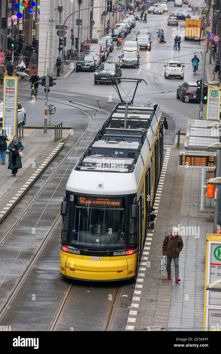 Straßenbahn der Berliner Verkehrsbetriebe BVG fährt auf der ...