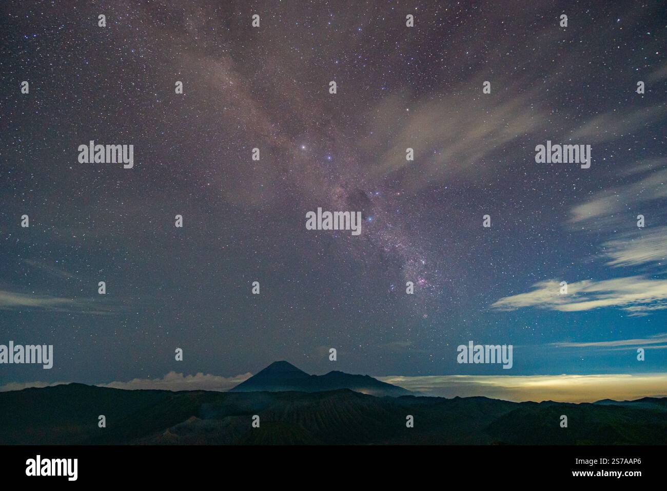 Time lapse The Milky Way above Volcano Bromo is beautifully clustered ...