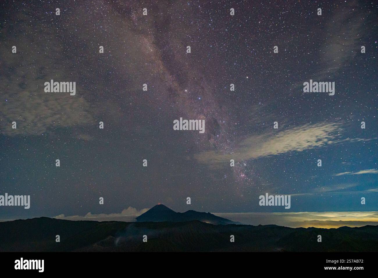 Time lapse The Milky Way above Volcano Bromo is beautifully clustered ...