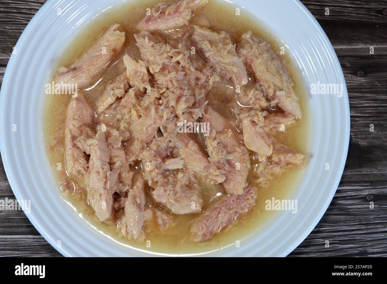 Tuna chunks in oil, Tuna is a saltwater fish that belongs to the tribe ...