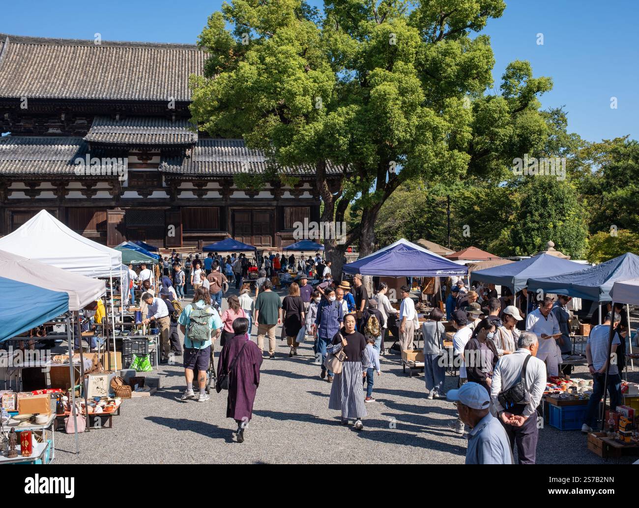 The Kobo-San Vintage Antiques and Flea Market at Toji Temple in Kyoto ...
