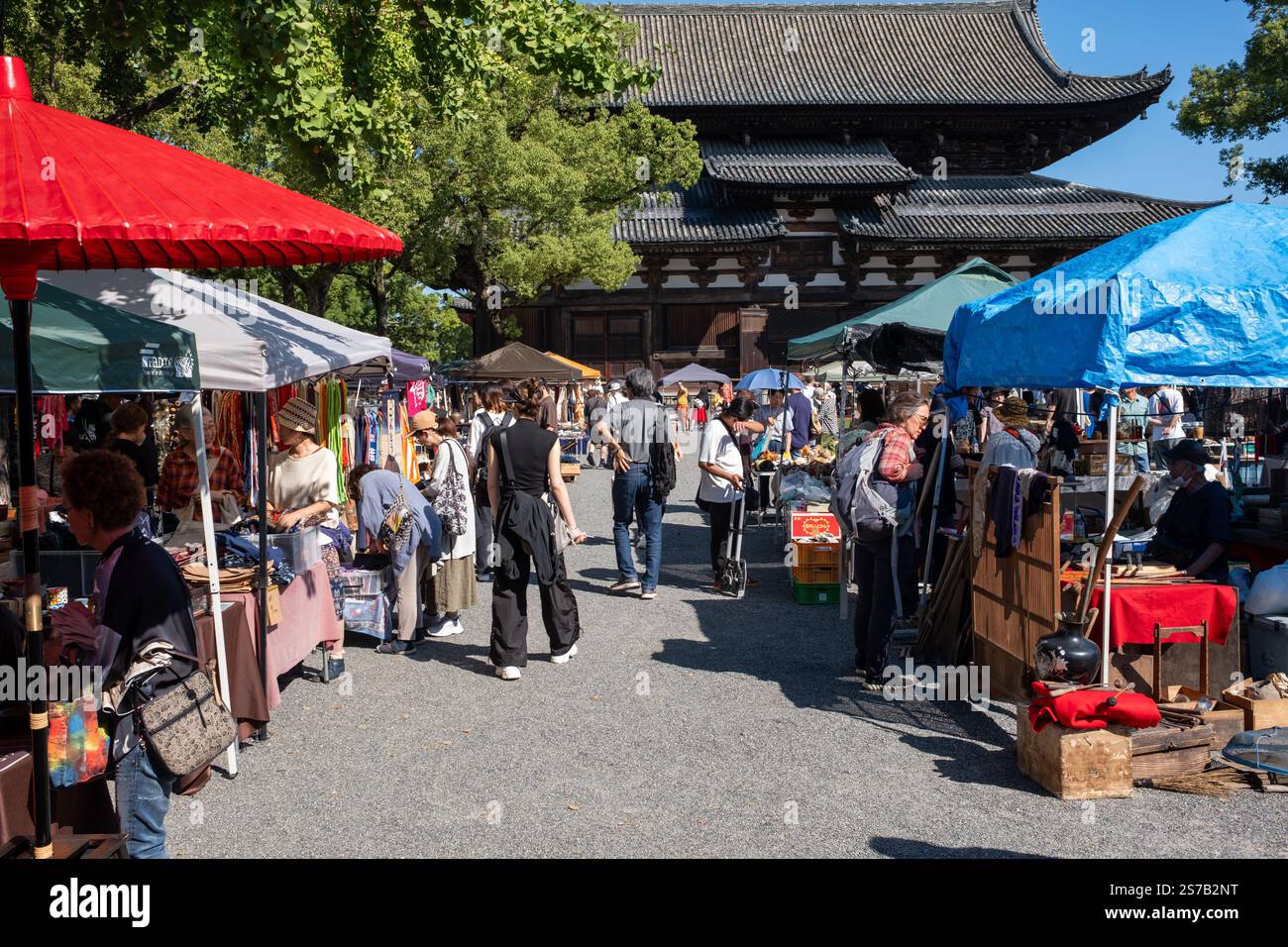 The Kobo-San Vintage Antiques and Flea Market at Toji Temple in Kyoto ...