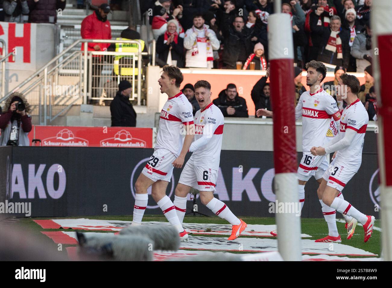 Tor zum 1:0 durch Anthony Rouault (VfB Stuttgart #29), Torjubel, Jubel ...