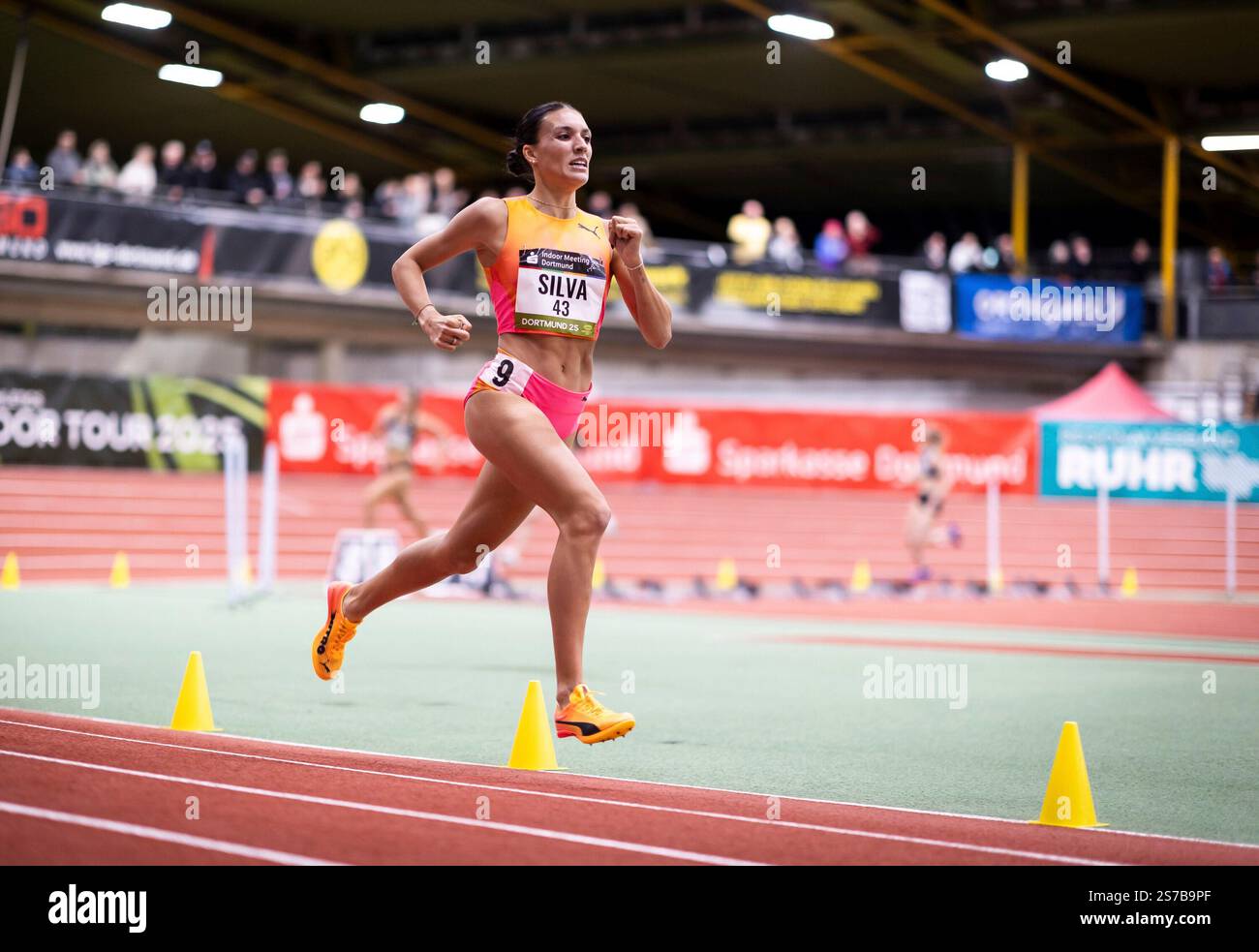 Dortmund, Deutschland. 18th Jan, 2025. Auf dem Weg zum Sieg ?ber 1500m der Frauen: Patricia ...