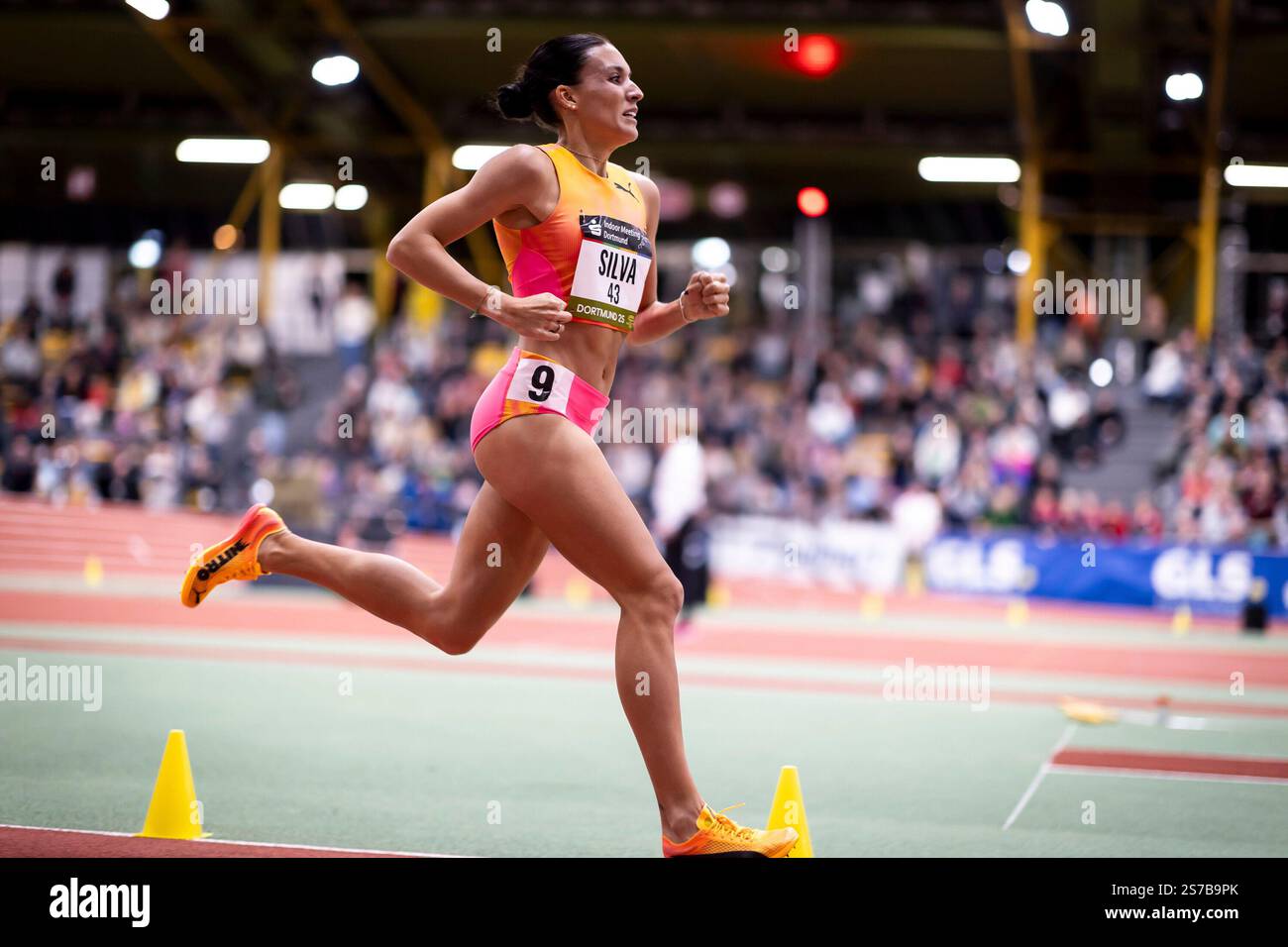 Dortmund, Deutschland. 18th Jan, 2025. Auf dem Weg zum Sieg ?ber 1500m der Frauen: Patricia ...