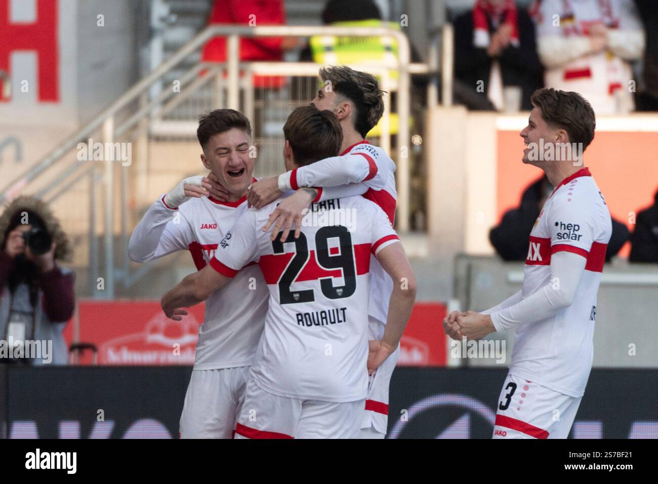 Stuttgart, Deutschland. 18th Jan, 2025. Tor zum 1:0 durch Anthony Rouault (VfB Stuttgart #29 ...