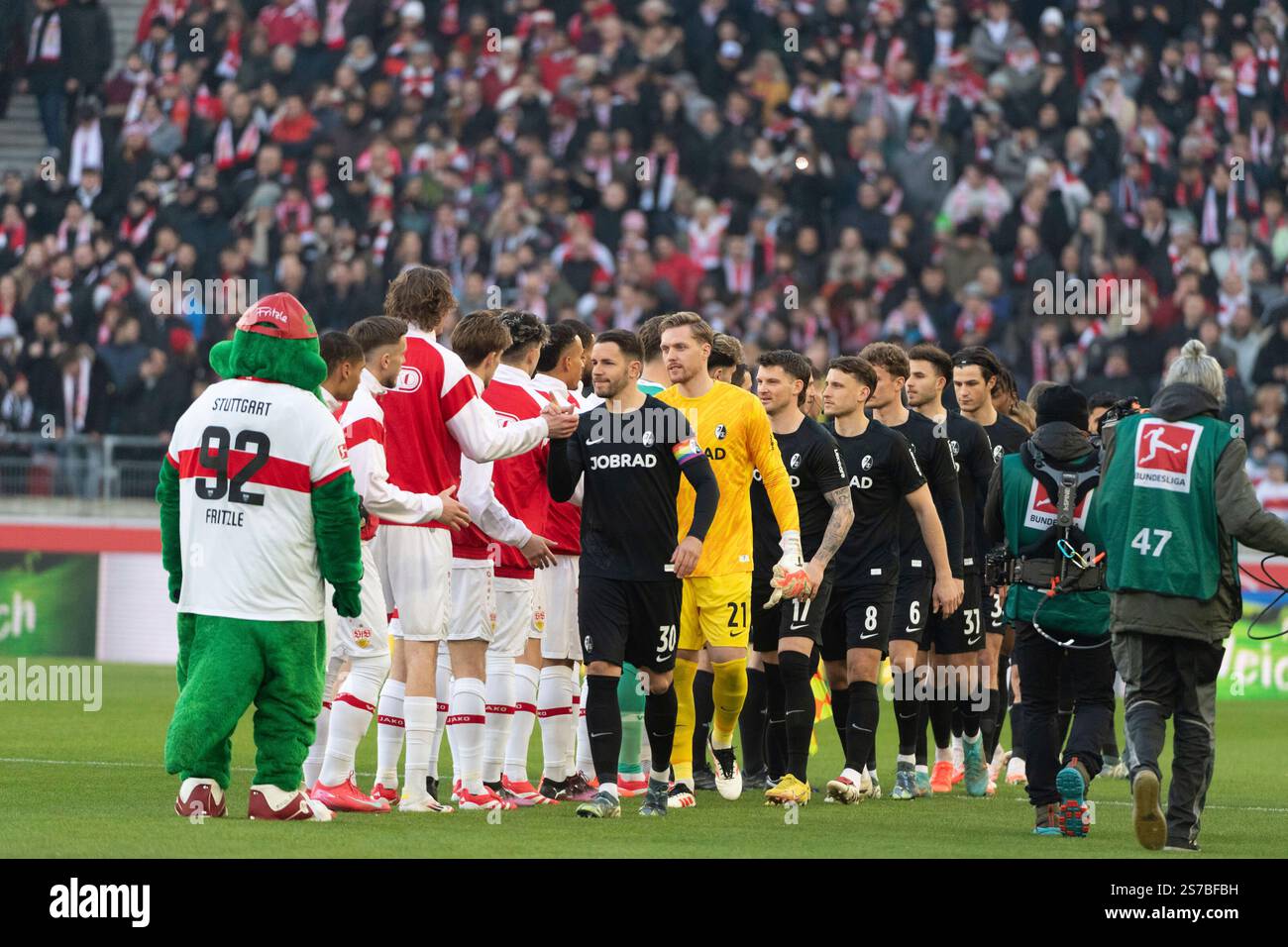 Mannschaften Begruessen sich v.li. Christian Guenter (SC Freiburg, #30 ...