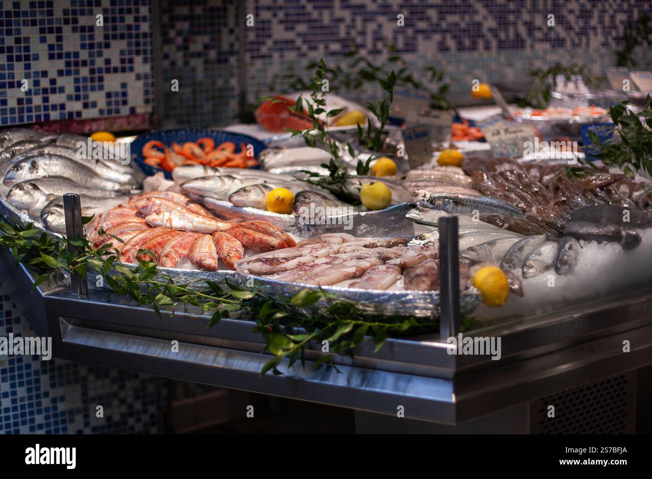 Fish stall in a fishmonger Stock Photo - Alamy