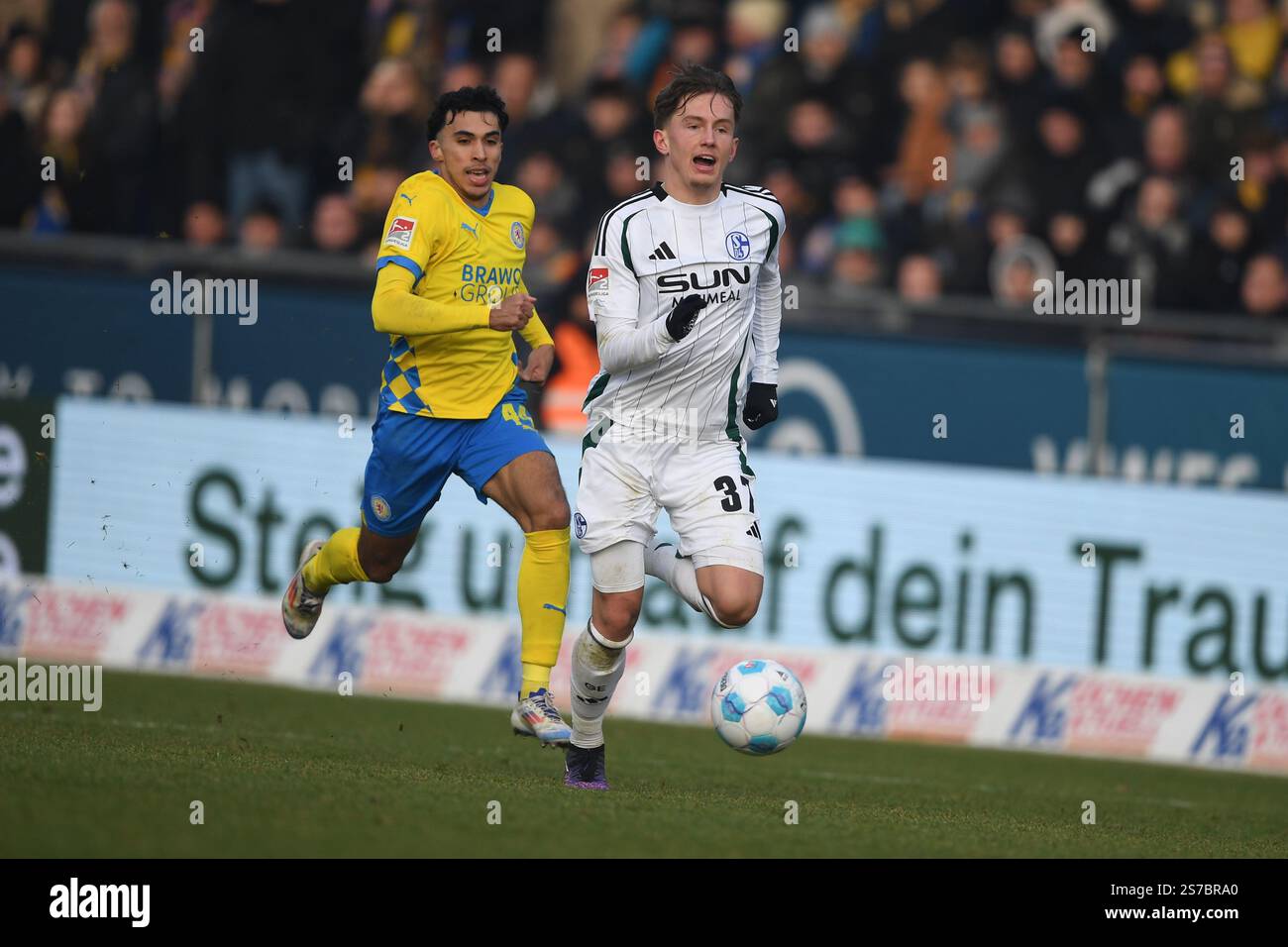 18 January 2025, Lower Saxony, Brunswick: Soccer: Bundesliga 2 ...