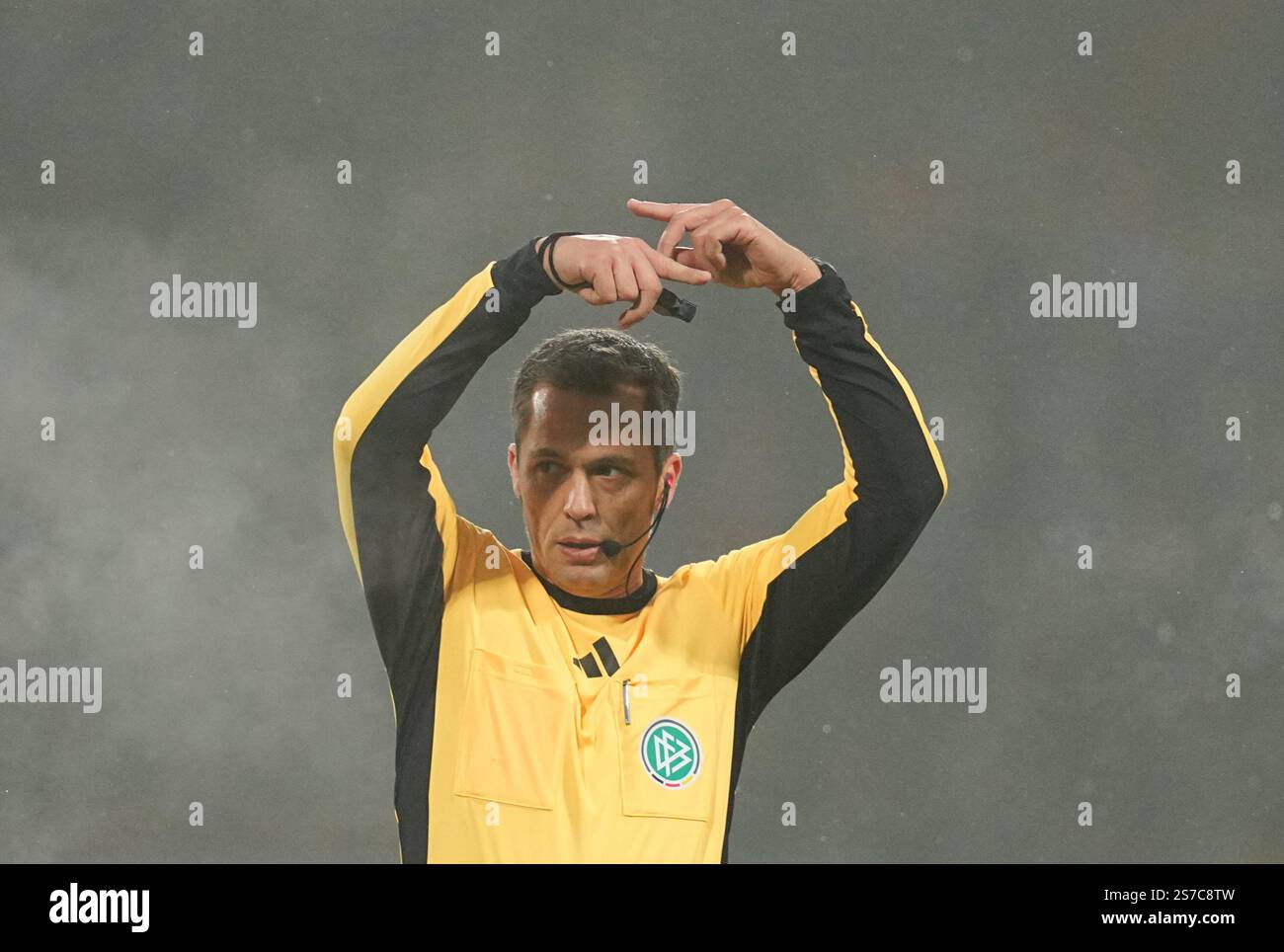 Referee robert hartmann hi-res stock photography and images - Alamy