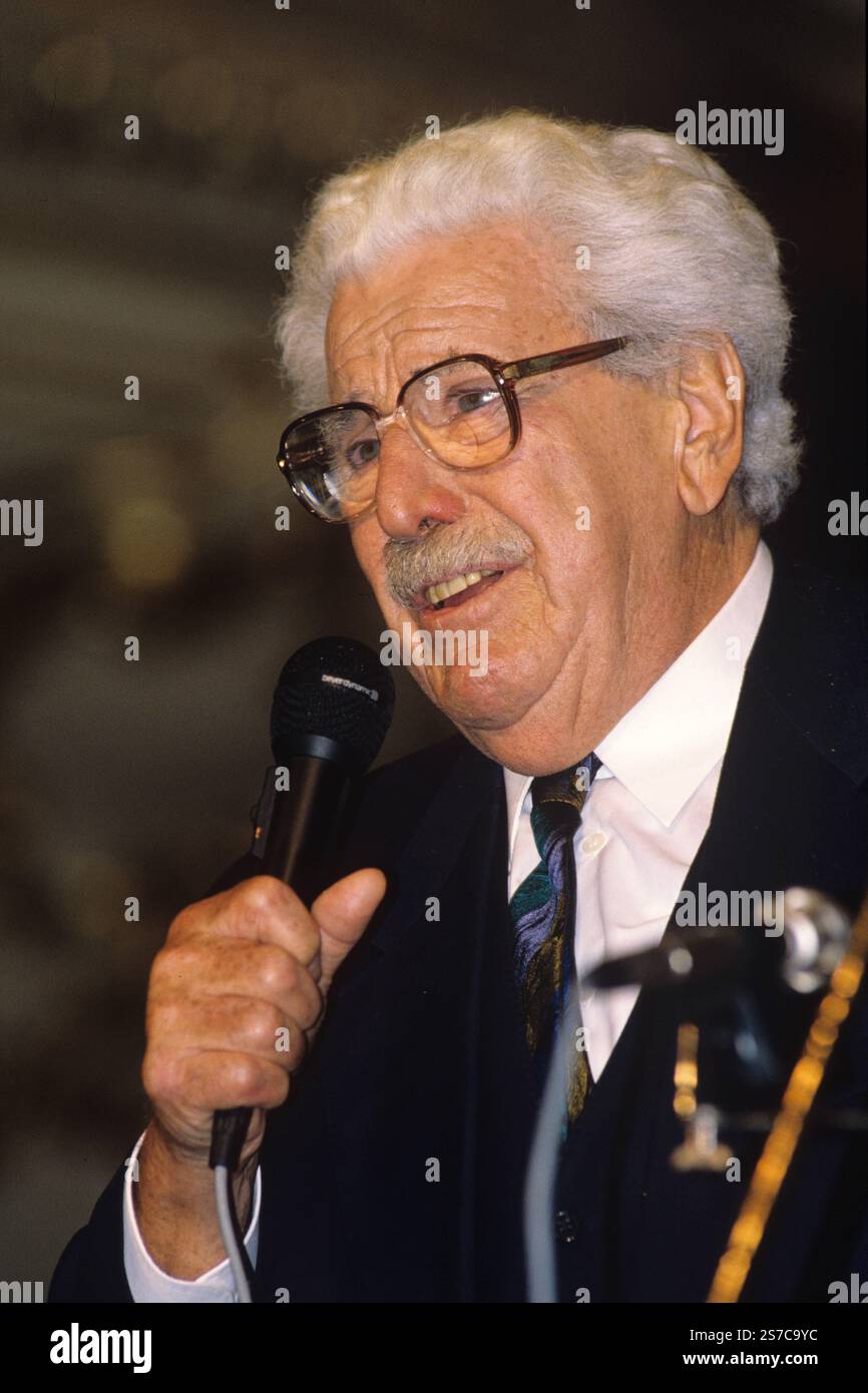 Willy Millowitsch hält eine Rede zu Ehren des 75. Geburtstags der ...