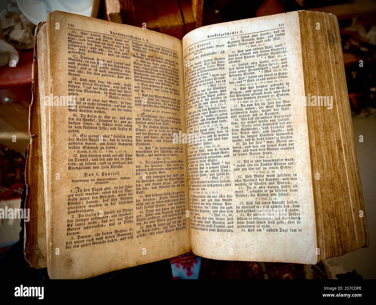 Antike Bibel, die Heilige Schrift, vergilbte Seiten und Ledereinband ...