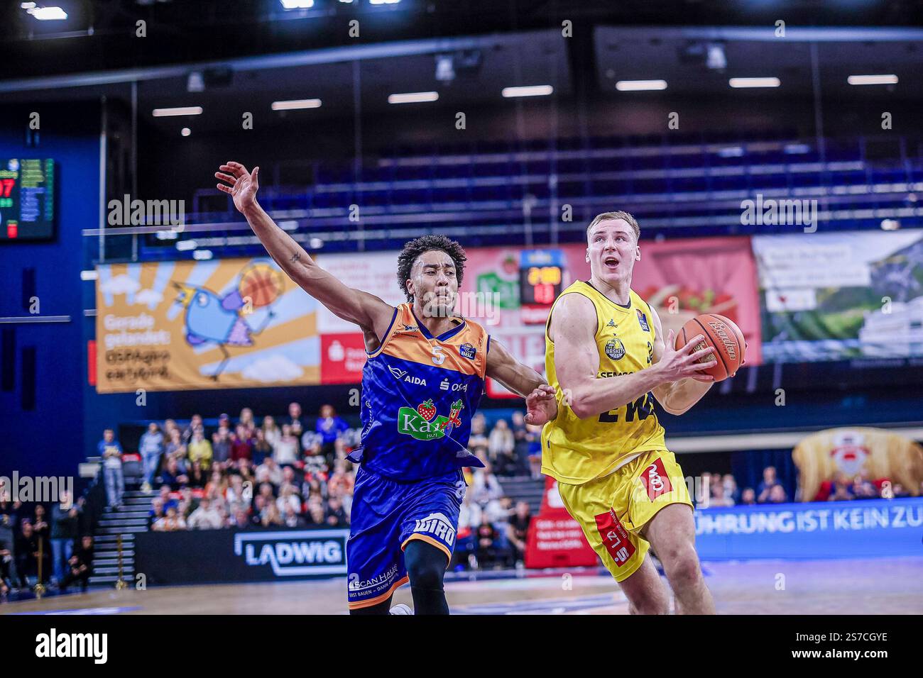 Rostock, Deutschland. 18th Jan, 2025. D`Shawn Schwartz, Artur Konontsuk ...