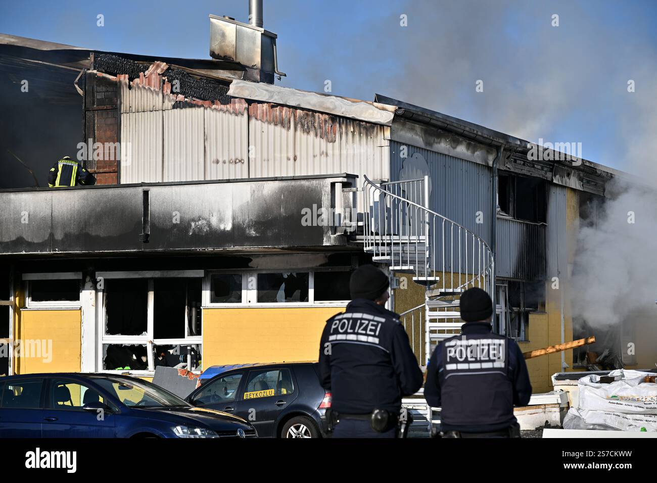 19 January 2025, Baden-Württemberg, Schorndorf: Police officers stand ...