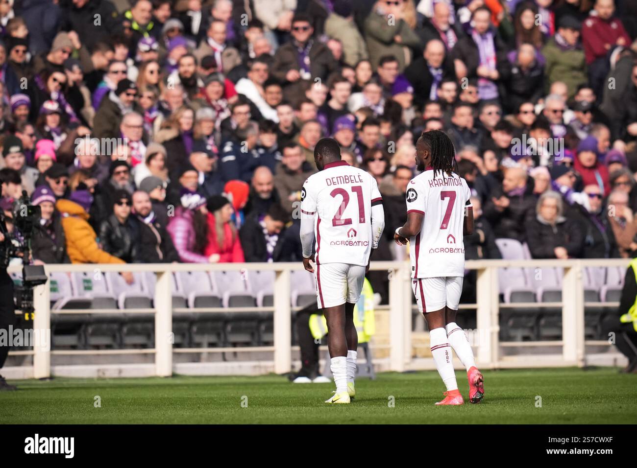 Firenze, Italia. 19th Jan, 2025. The referee Livio Marinelli gives a ...