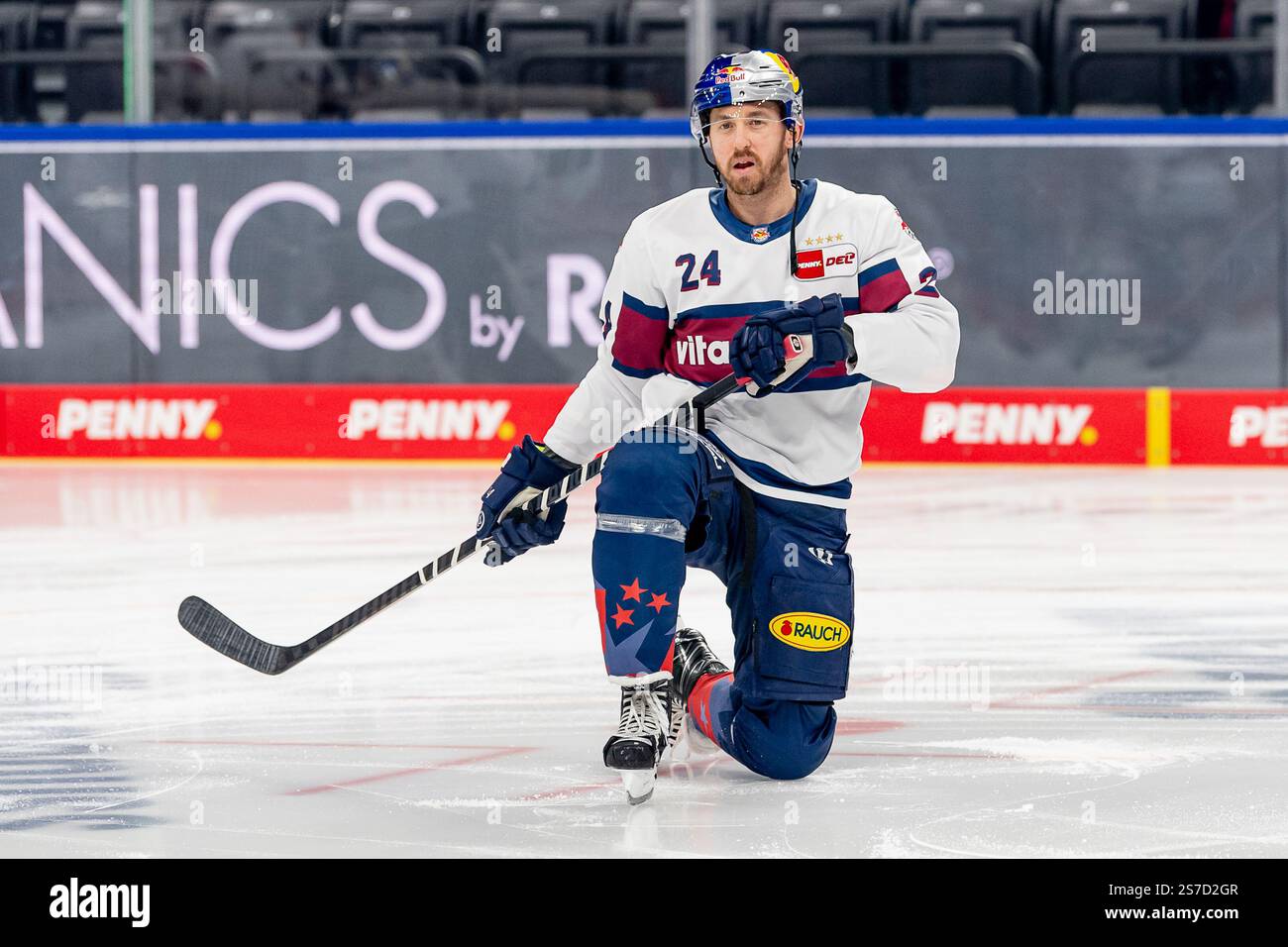 Jonathan Blum (EHC Red Bull Muenchen, #24) beim Warmup. GER, EHC Red Bull Muenchen vs ...