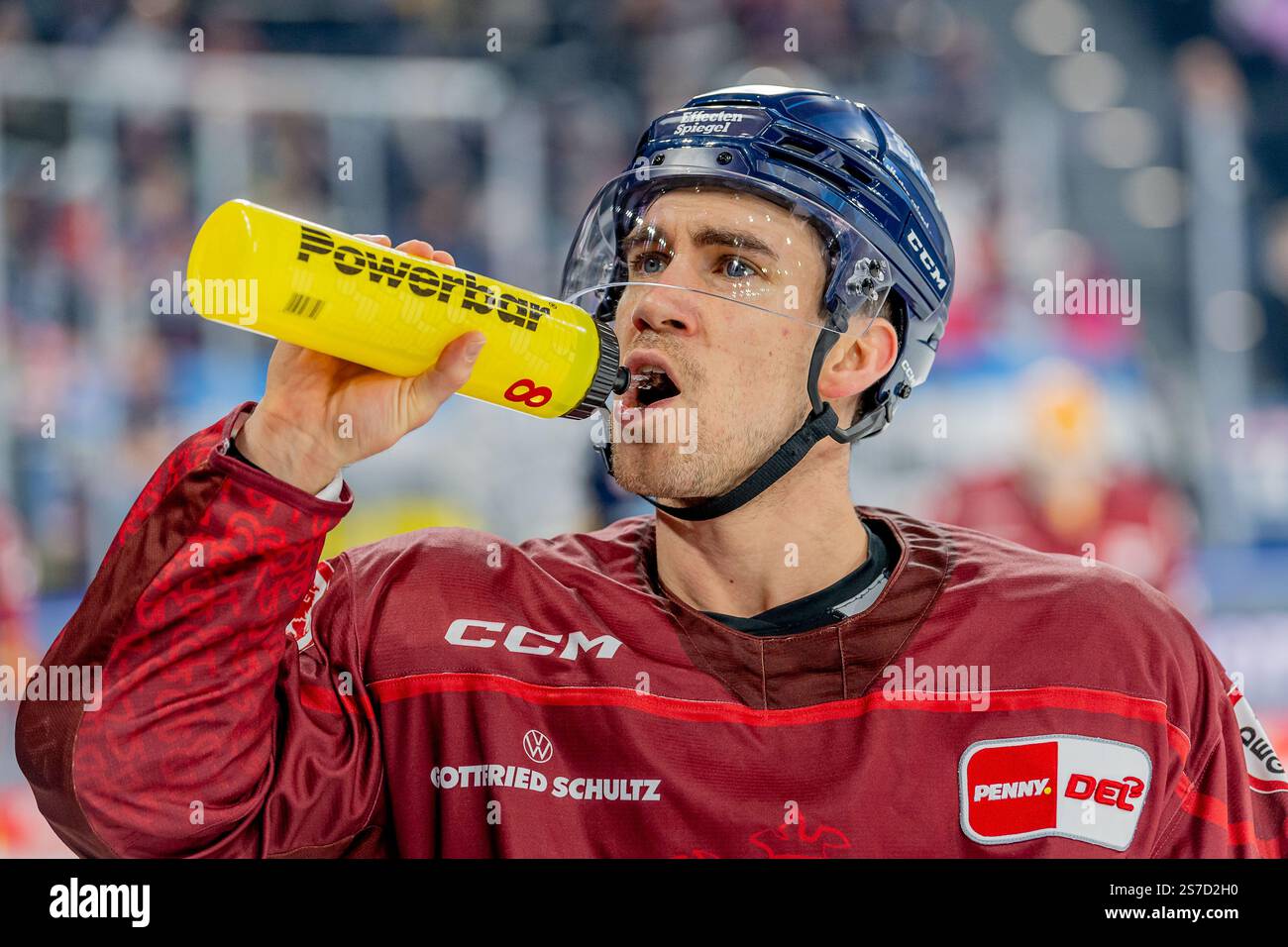 Ryan McKiernan (Duesseldorfer EG, #8) mit Trinkflasche beim Warmup. GER ...