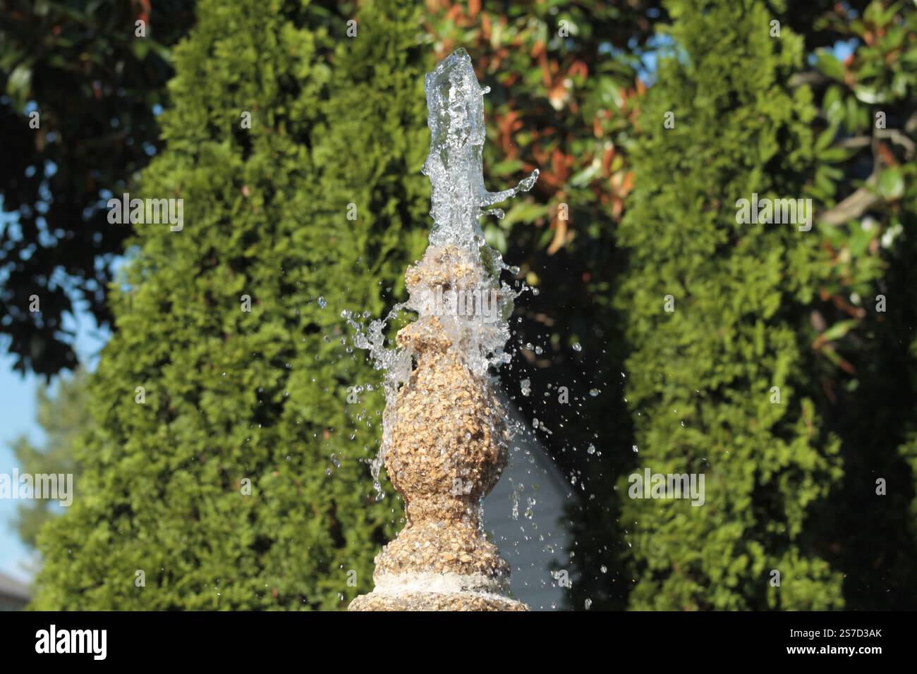 Elegant water fountain on an estate in the U.S.A Stock Photo - Alamy