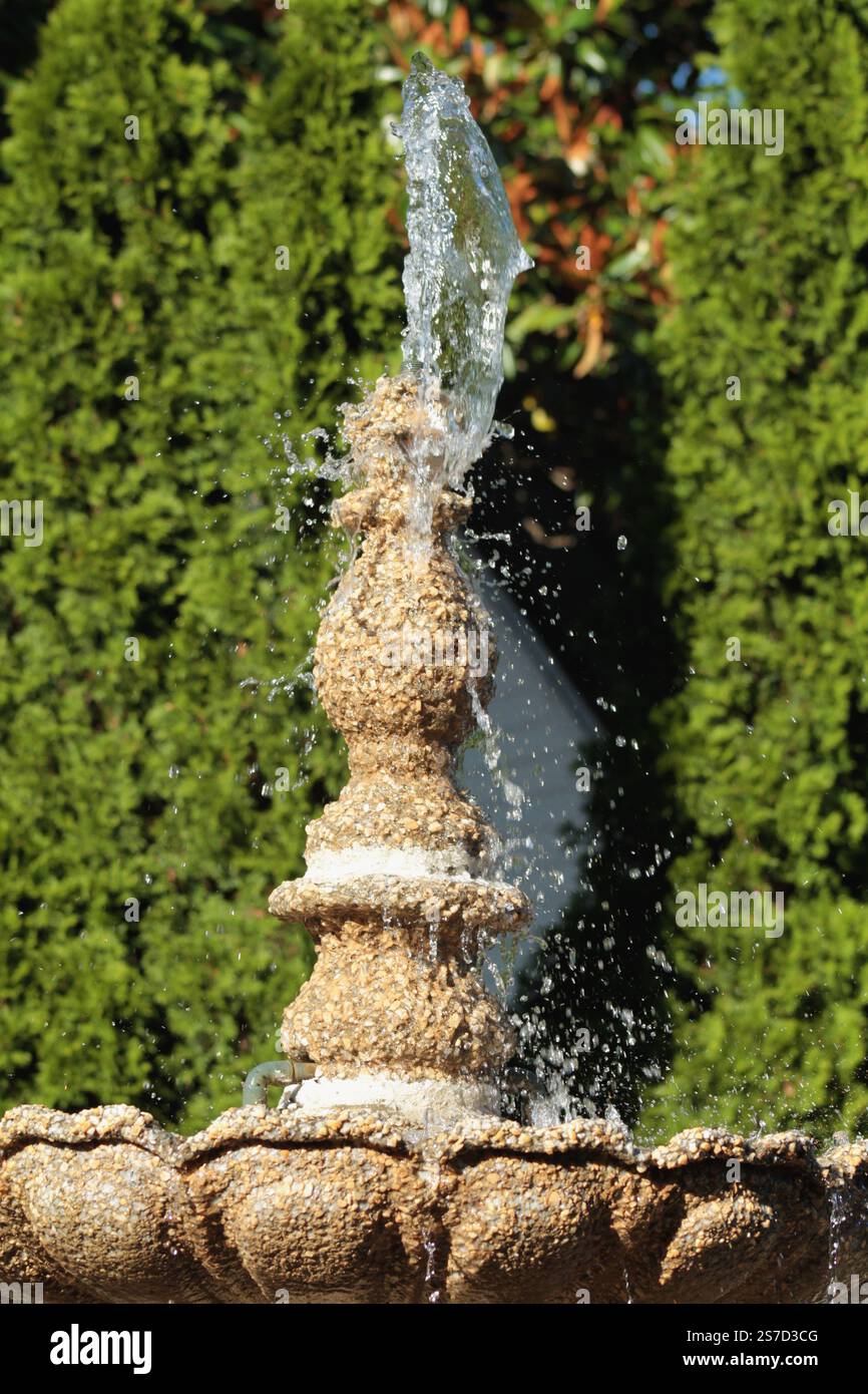 Elegant water fountain on an estate in the U.S.A Stock Photo - Alamy