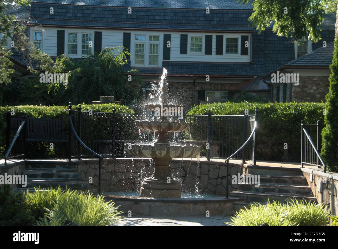 Elegant water fountain on an estate in the U.S.A Stock Photo - Alamy