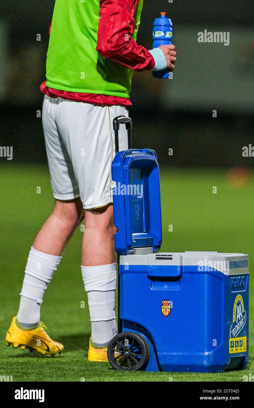 Ninove, Belgium. 18th Jan, 2025. Cool box pictured during a soccer game ...