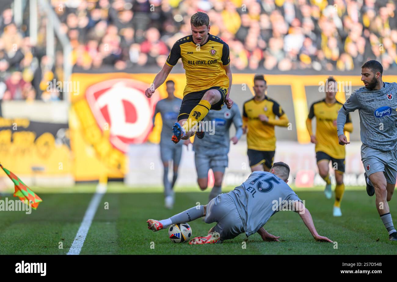 Dresden, Germany. 19th Jan, 2025. Soccer: 3rd division, SG Dynamo ...