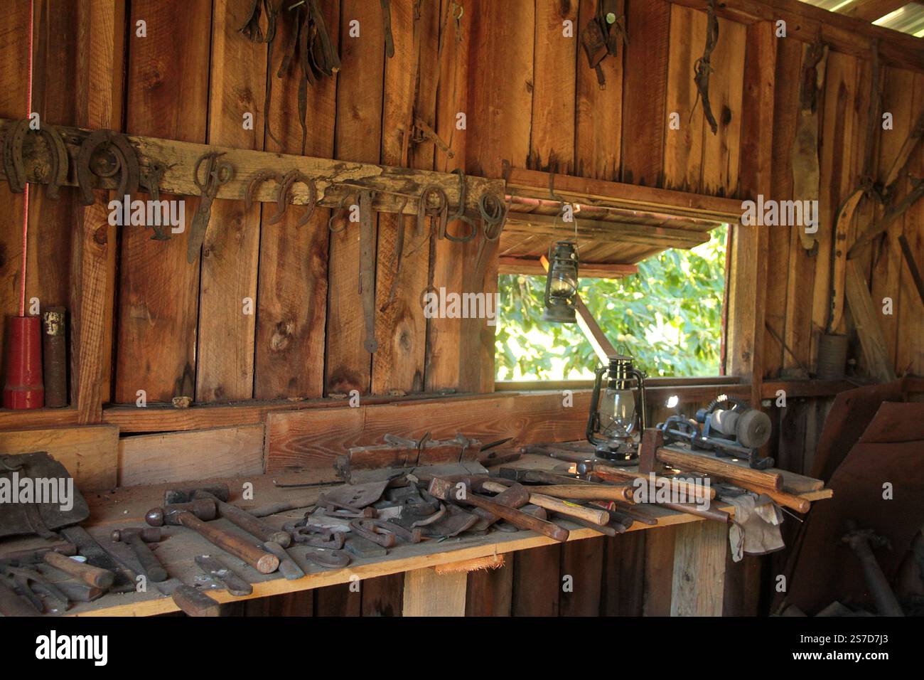 Display of an old blacksmith workshop in Virginia, USA Stock Photo - Alamy