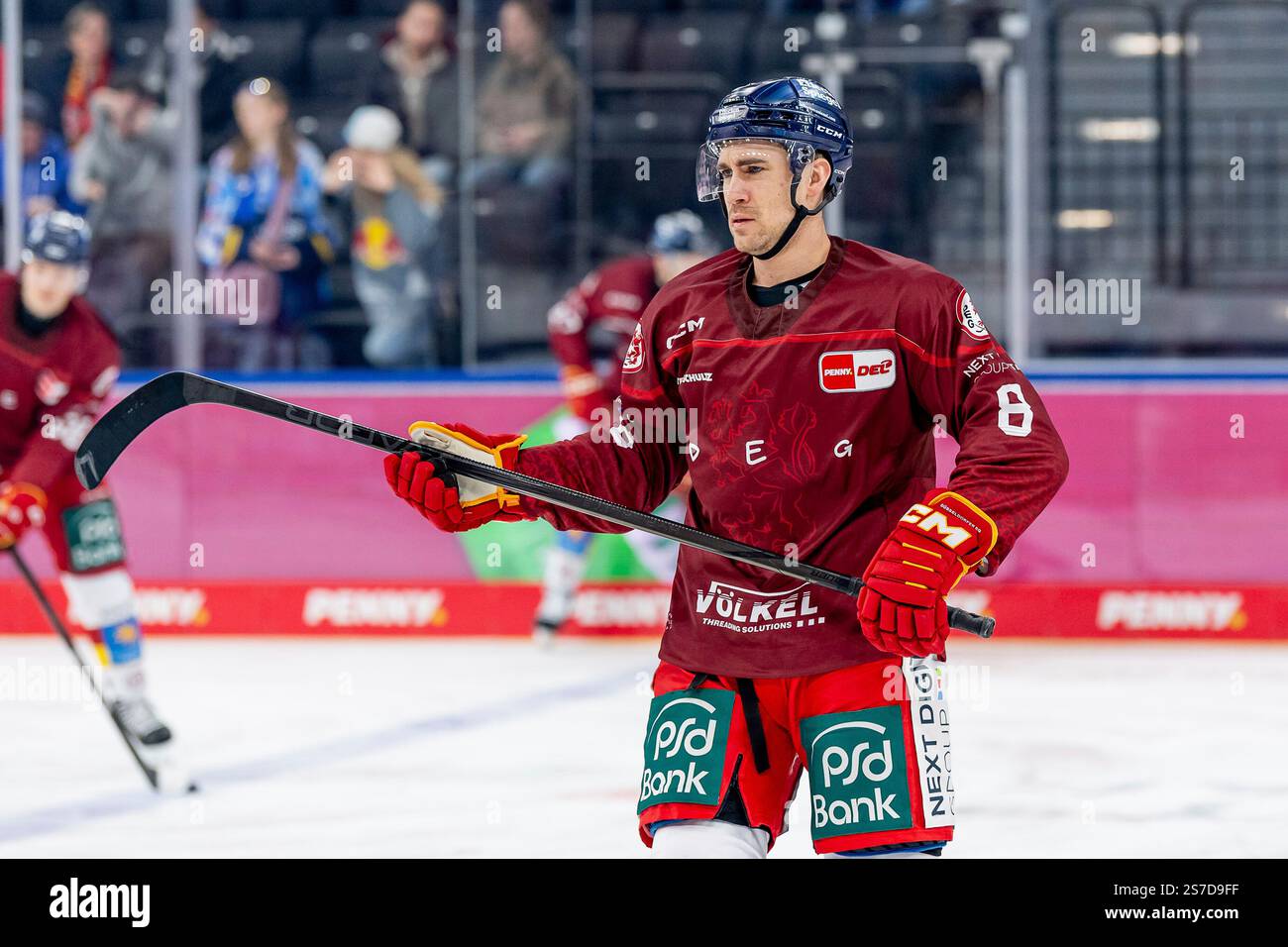 Der Ex-Muenchner Ryan McKiernan (Duesseldorfer EG, #8) beim Warmup. GER ...
