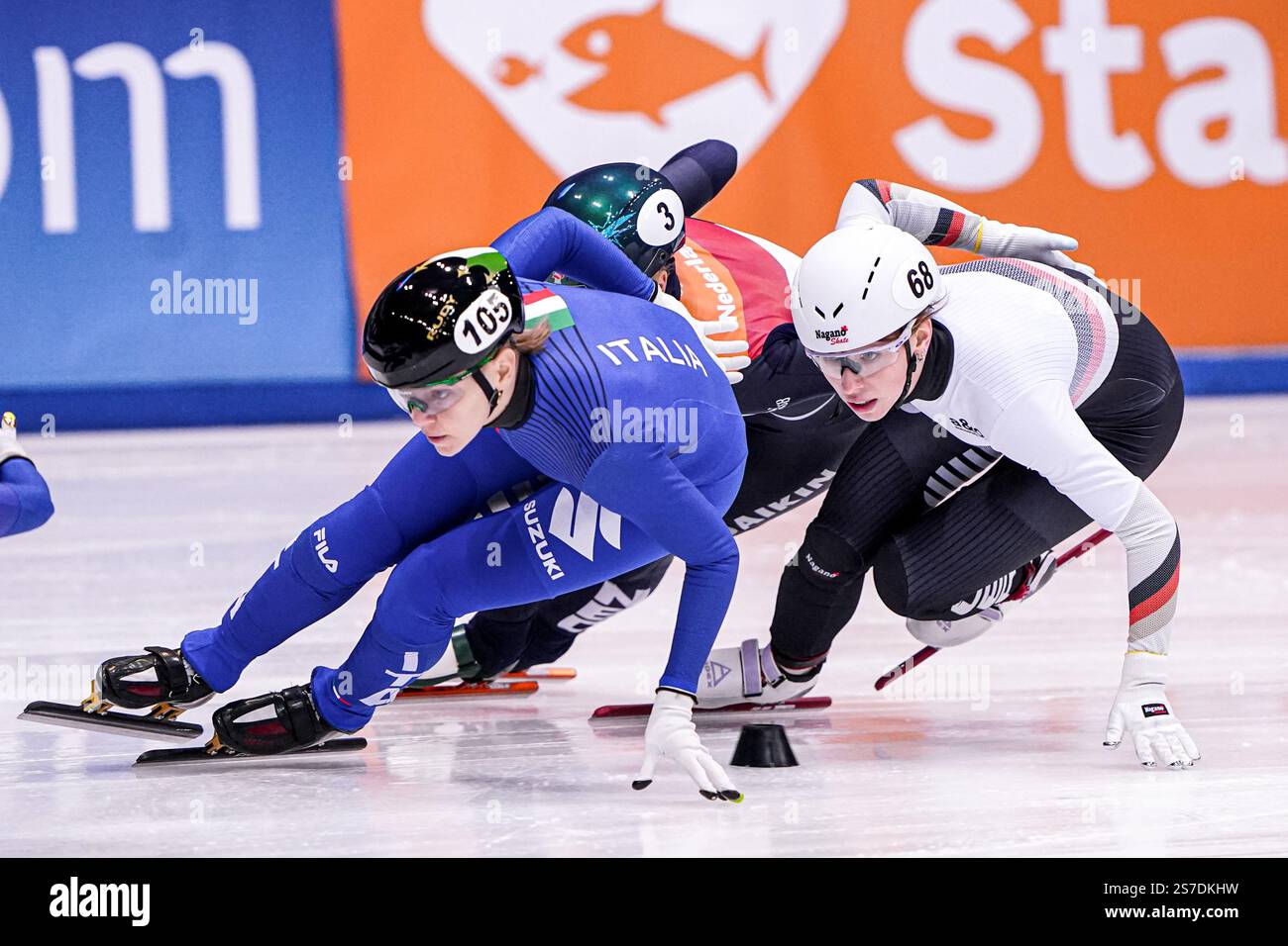 DRESDEN, GERMANY - JANUARY 19: Arianna Fontana of Italy, Xandra ...