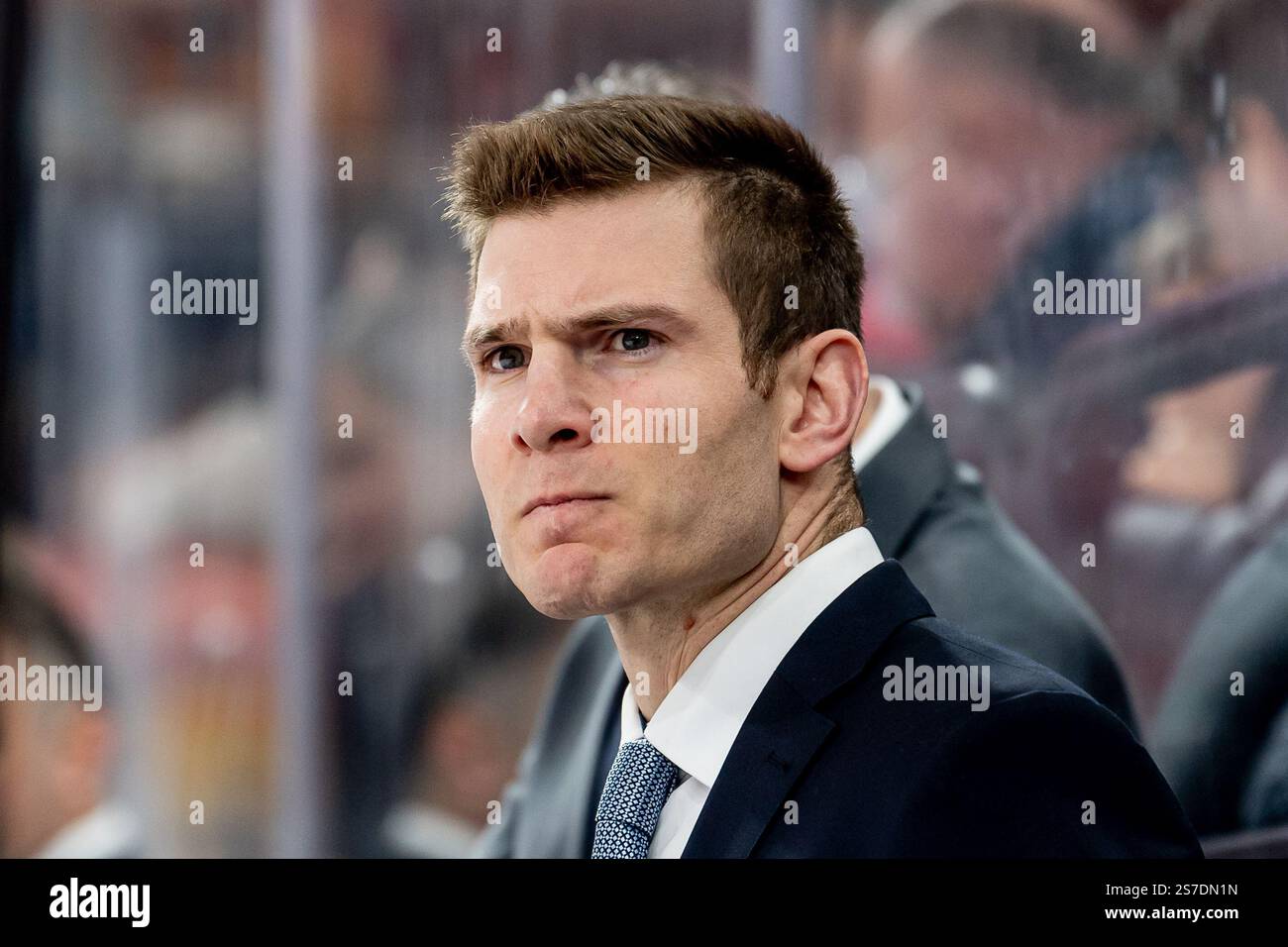 Der verletzte Ben Smith (EHC Red Bull Muenchen, #12) fungiert wieder ...