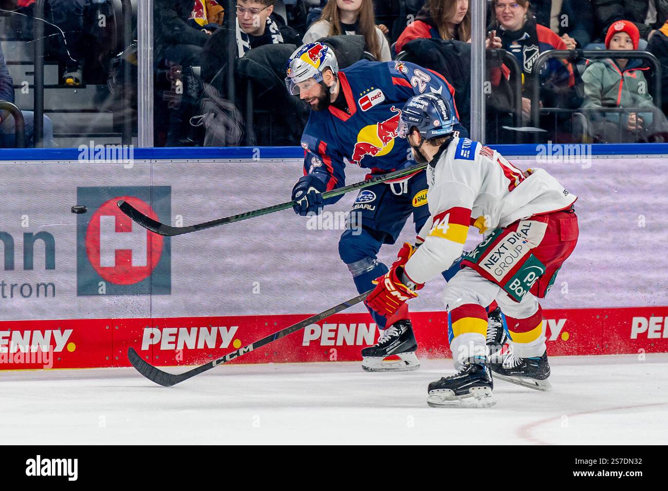 Kampf um den Puck / Zweikampf zwischen Andreas Eder (EHC Red Bull ...