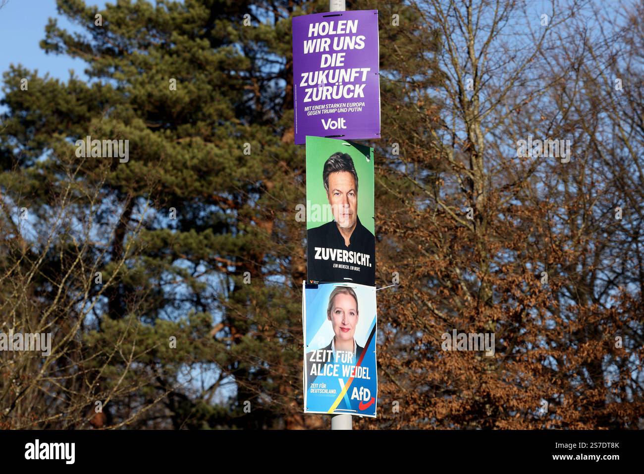 Ein Wahlplakat zur Bundestagswahl von der Volt Partei. HOLEN WIR UNS ...