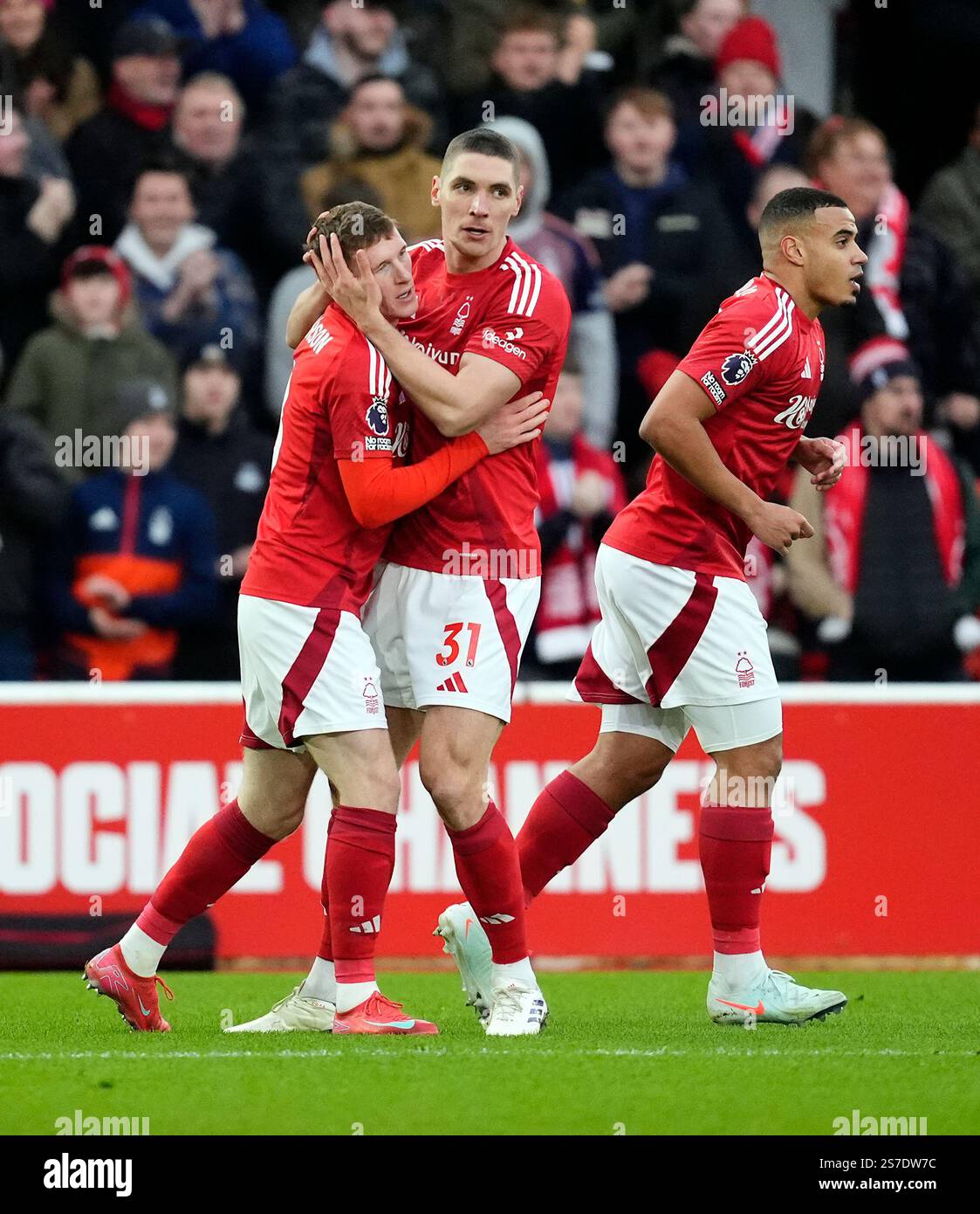 Elliot anderson nottingham forest goal hi-res stock photography and ...