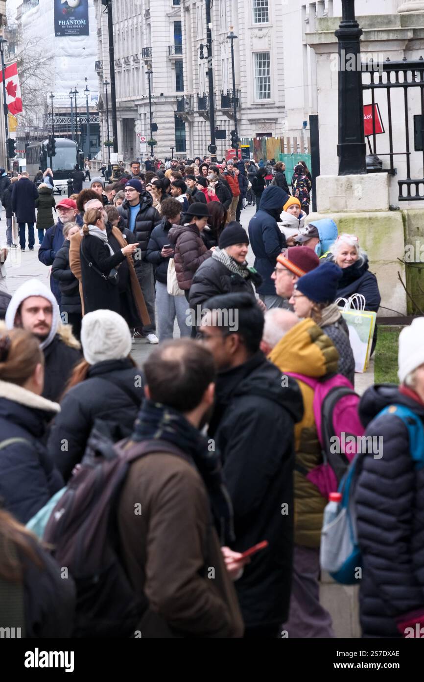 Trafalgar Square, National Gallery, London, UK. 19th Jan 2025. The queue for the last day of The ...