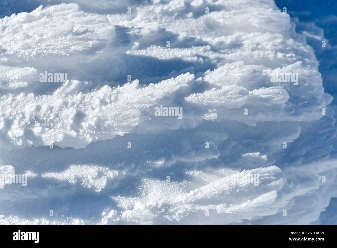 Snowy patterns shaped by winds Stock Photo - Alamy