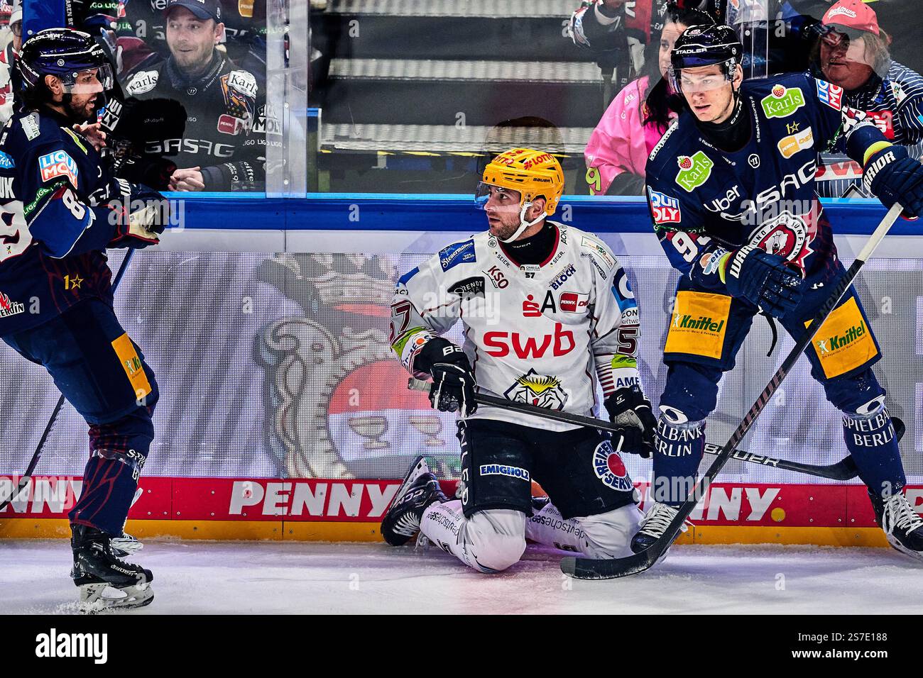 Zach Boychuk (Eisbaeren Berlin, #89), Alex Friesen (Fischtown Pinguins ...