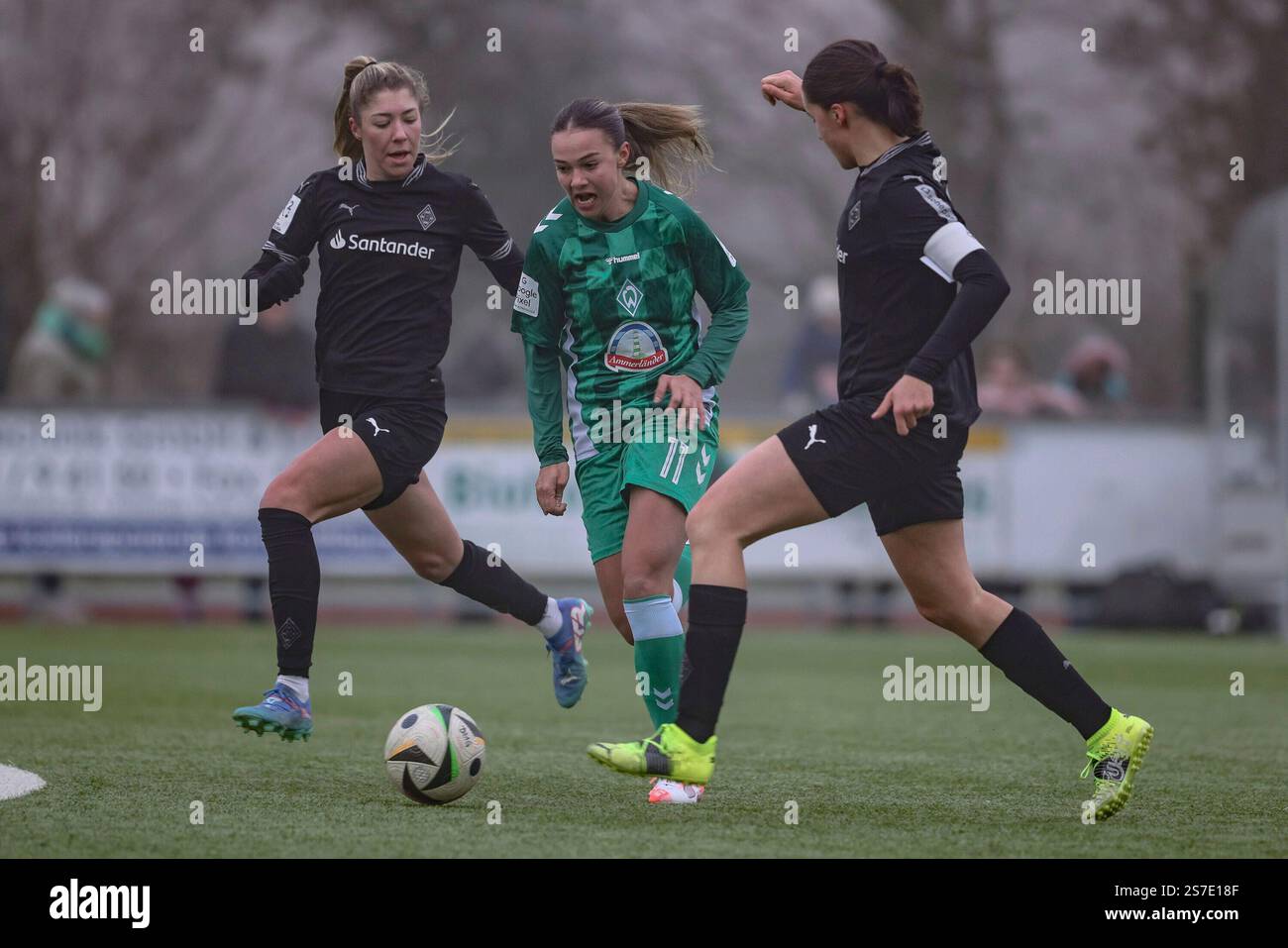 v.li.: Yvonne Brietzke (Borussia Mönchengladbach, 19), Maja Sternad (SV ...