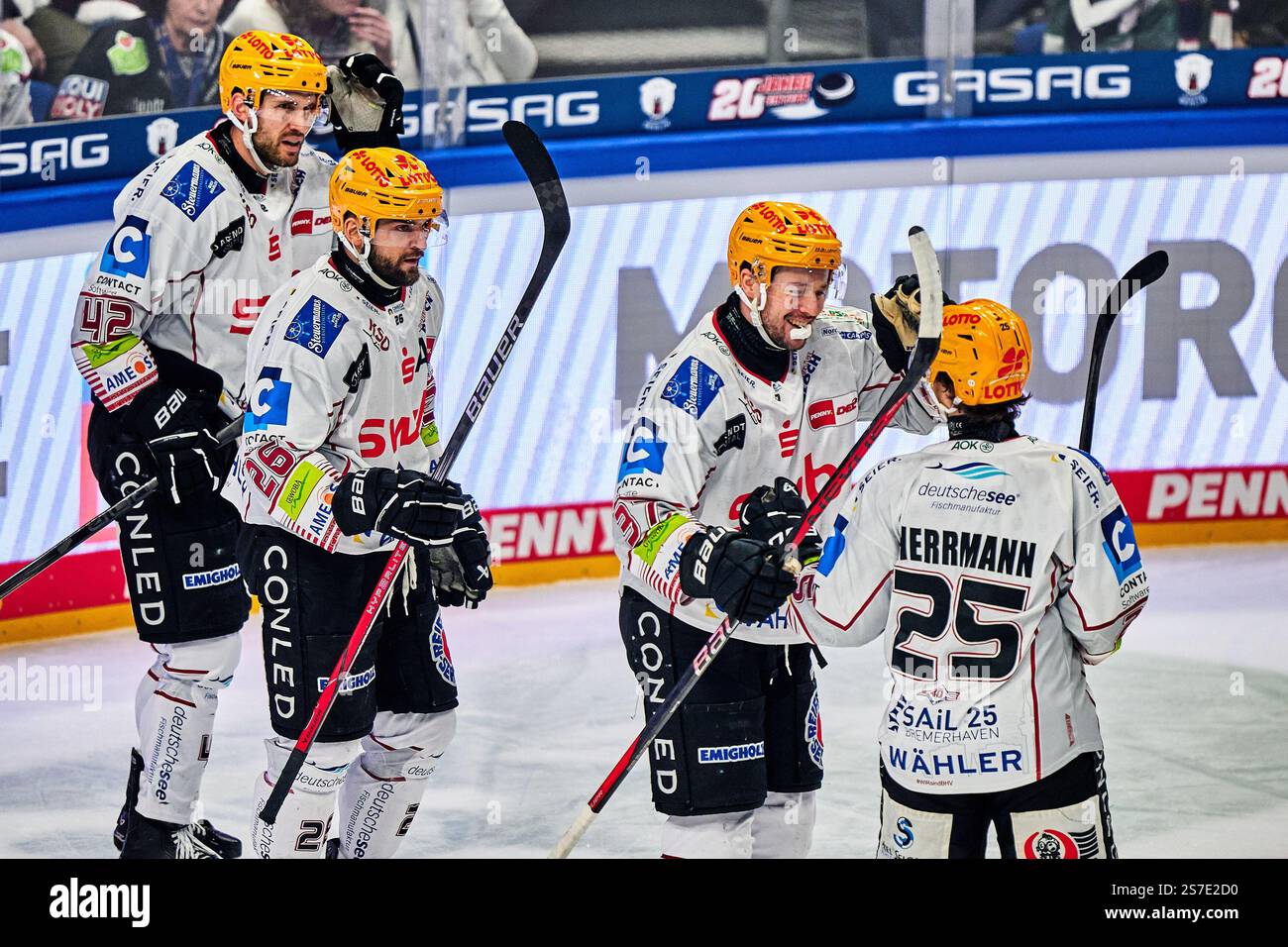 Matthew Abt (Fischtown Pinguins, #42), Dominik Uher (Fischtown Pinguins, #26), Markus Vikingstad ...