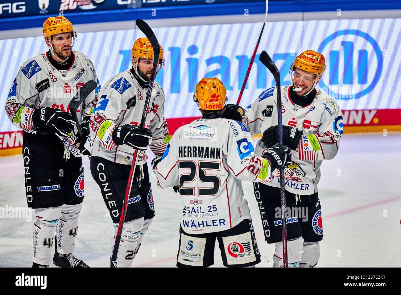 Matthew Abt (Fischtown Pinguins, #42), Dominik Uher (Fischtown Pinguins, #26), Markus Vikingstad ...