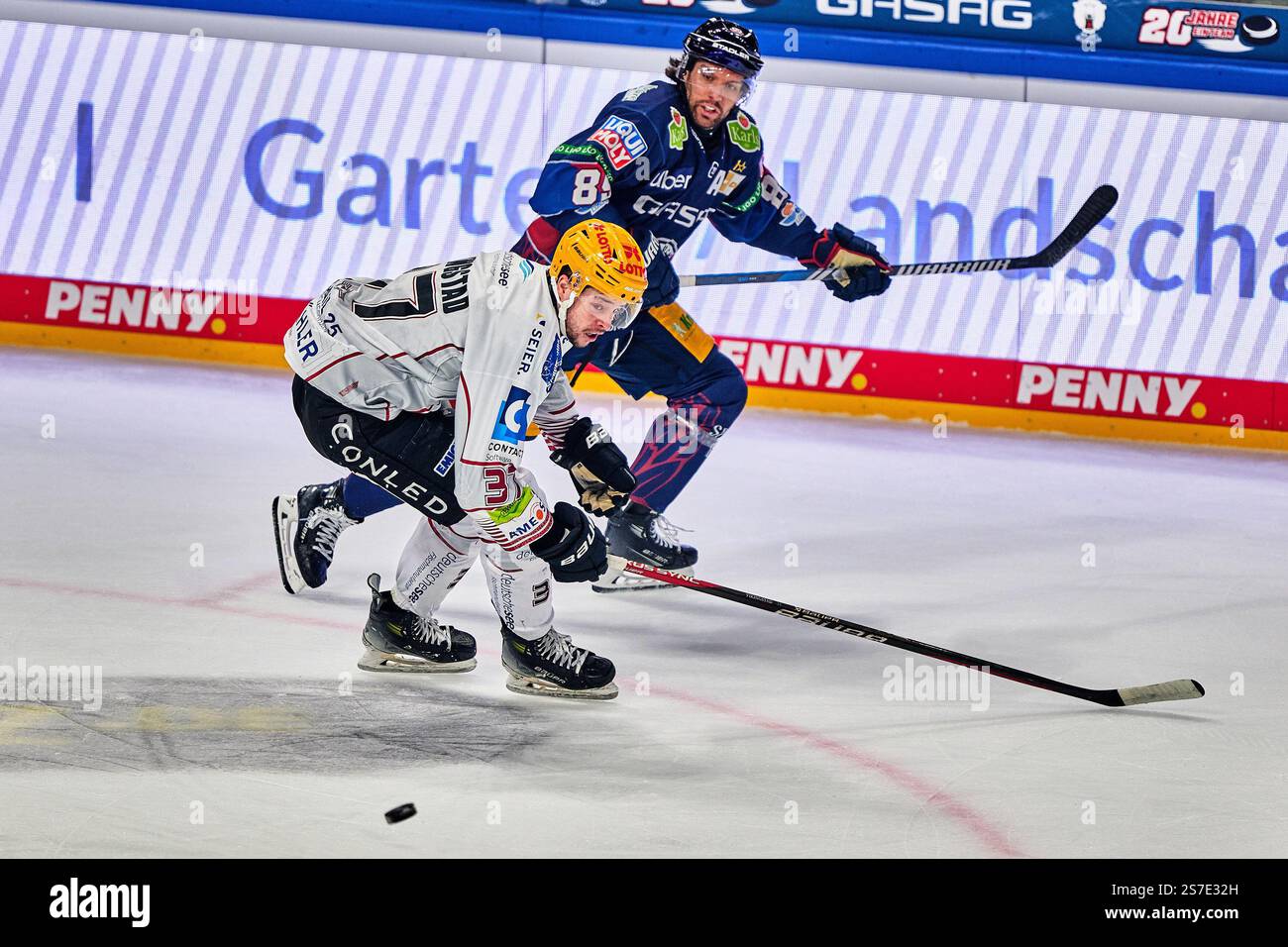 Markus Vikingstad (Fischtown Pinguins, #37), Zach Boychuk (Eisbaeren Berlin, #89), GER ...