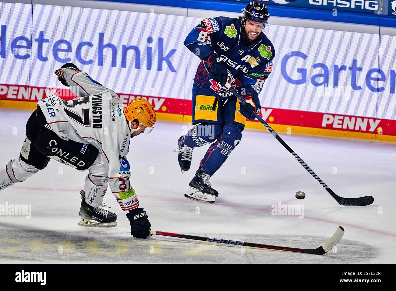 Markus Vikingstad (Fischtown Pinguins, #37), Zach Boychuk (Eisbaeren Berlin, #89), GER ...
