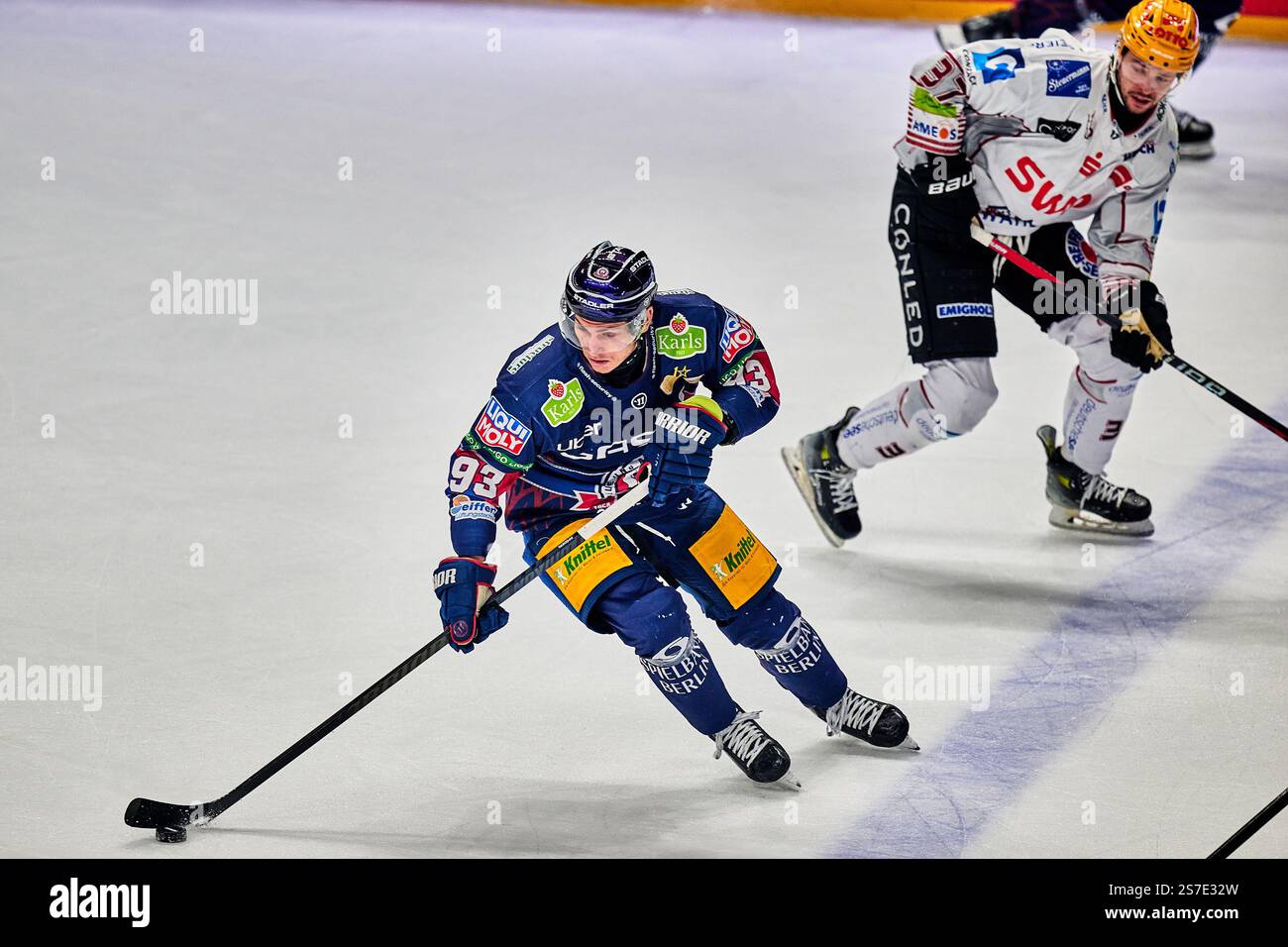 Leonhard Pfoederl (Eisbaeren Berlin, #93), Markus Vikingstad (Fischtown Pinguins, #37), GER ...