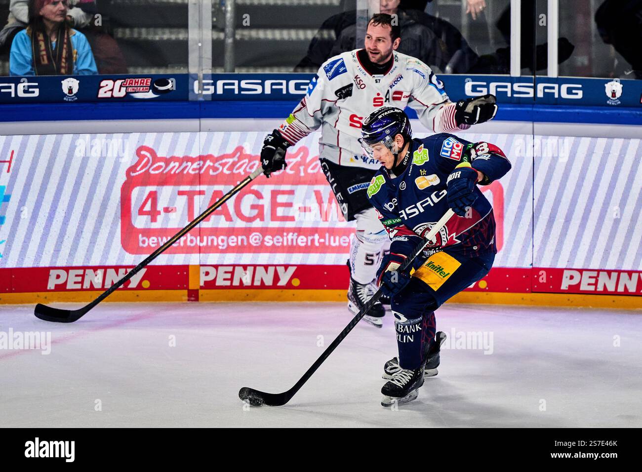Alex Friesen (Fischtown Pinguins, #57), Leonhard Pfoederl (Eisbaeren ...